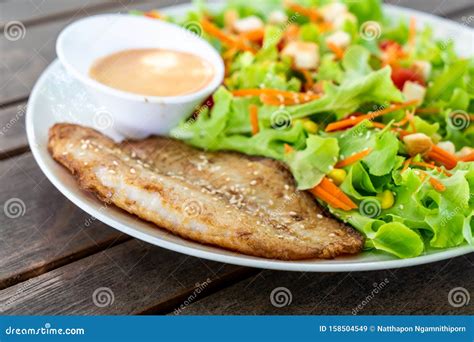 Ensalada Con Filete De Pescado Frito Imagen De Archivo Imagen De