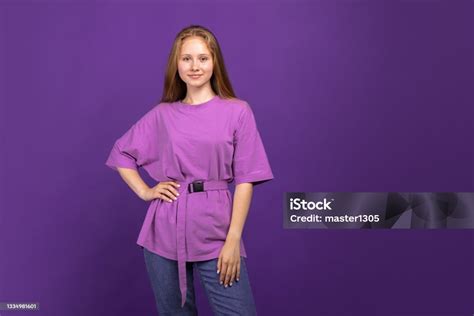 보라색 스튜디오 배경에 고립 된 젊은 아름다운 소녀의 반 길이 초상화 인간의 감정 얼굴 표정 청소년 판매 광고의 개념 18 19세에 대한 스톡 사진 및 기타 이미지 Istock