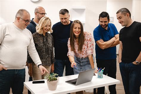 스타트업 비즈니스 사무실에서 랩톱을 사용하는 프로그래머 팀 청년 성인에 대한 스톡 사진 및 기타 이미지 청년 성인 행복 30 34세 Istock