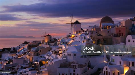 일몰보기는 산토리니 이아의 랜드 마크 뷰를 지적합니다 그리스 남부 에게해의 산토리니의 키클라데스 섬 중 하나에 위치한 유명한 마을 이아의 이미지 0명에 대한 스톡 사진 및