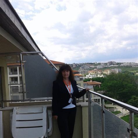 Щипка След закуската кафенце придружено с едно неделно тартче със сливи все още топличко☕️