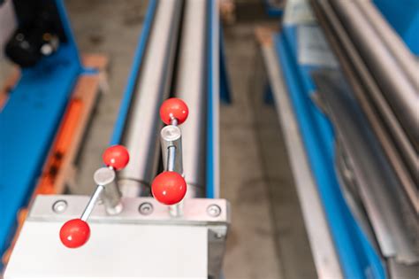 생산 롤링 도구 전기 기계 환기 및 배수 구에 대 한 생산 판금 용 공구 및 벤딩 장비 매장 내 제조 또는 시연 스탠드 건설 기계류에 대한 스톡 사진 및 기타 이미지