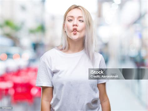 젊은 금발 여자 입술 고 우 스 꽝 스러운 제스처와 함께 고립 된 배경 만드는 물고기 얼굴 재미 있는 식입니다 귀여운에 대한