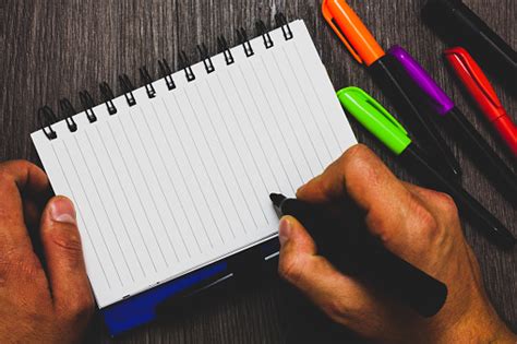 디자인 비즈니스 개념 빈 복사 텍스트 웹 배너 홍보 자료 템플릿 손 잡고 펜 및 종이 스케치 단어 거짓말 근처 우 디 책상에 몇 가지 펜을 모의 0명에 대한 스톡 사진 및