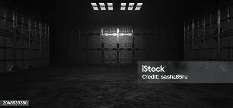 금속 격납고의 투광 조명 미래 지향적인 디자인의 배경 귀하의 제품에 대한 기술 미래 지향적인 배경입니다 어둡고 텅 빈 격납고 차고 텅 빈 어두운 무대 네온 불빛 스포트라이트