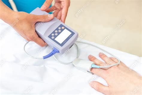 Measuring Heartbeat With An Electronic Device 이미지 1480642782 게티이미지뱅크