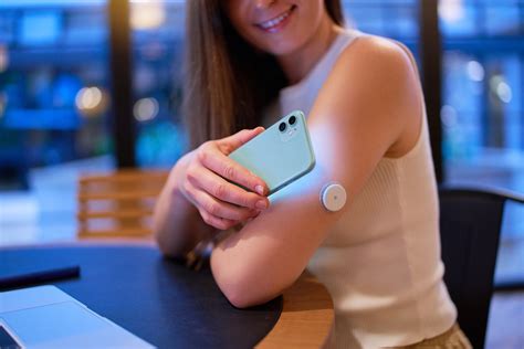 how does a continuous glucose monitor cgm work