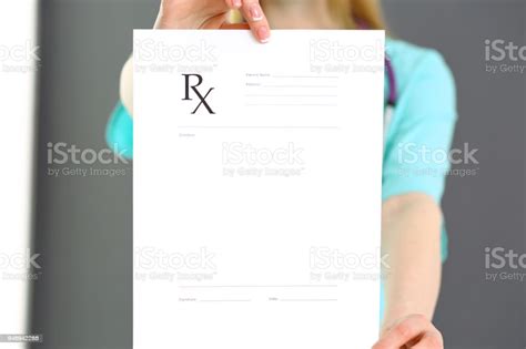 여성 의사 병원 근접 촬영에 똑바로 서 있는 동안 처방전 양식을 보유 하고있다 의학 개념에 의료 보험 및 우수한 서비스 개념에 대한 스톡 사진 및 기타 이미지 Istock