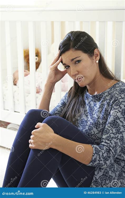 Madre Frustrada Que Sufre De Los Posts Natal Depression Imagen De Archivo Imagen De Frustrado
