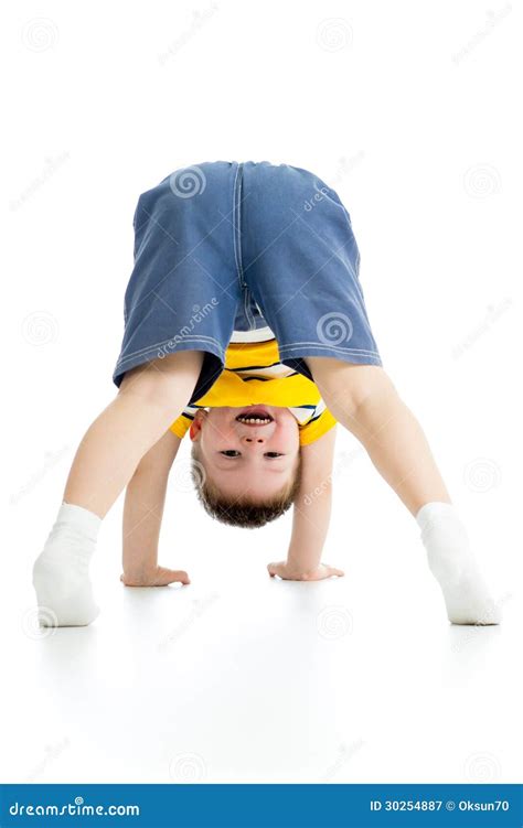 Мальчик Chid вверх ногами стоковое изображение изображение насчитывающей немного 30254887