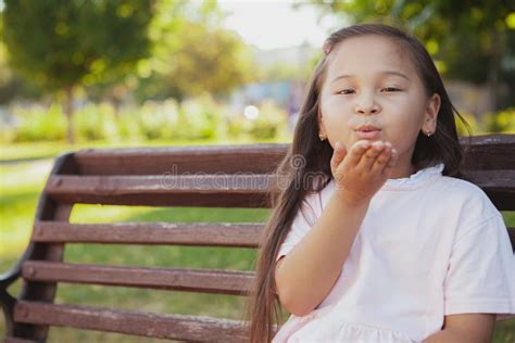 Belle Petite Fille Asiatique Au Parc Un Jour D été Photo stock Image du asiatique nature