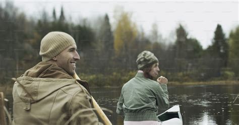 호수에서 카누를 탄 두 사람 사진 Unsplash의 카누 이미지