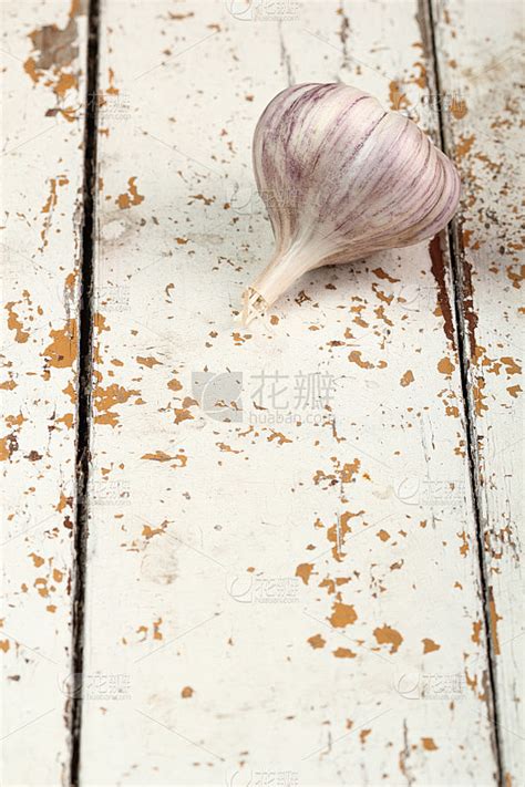 蒜头放在油漆剥落的木板上