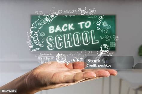 현대 교실 배경에 있는 학교 스케치에 창의적인 손을 들고 있는 남성의 손을 닫습니다 교육 지식 지혜 개념 3차원 형태에 대한 스톡 사진 및 기타 이미지 Istock