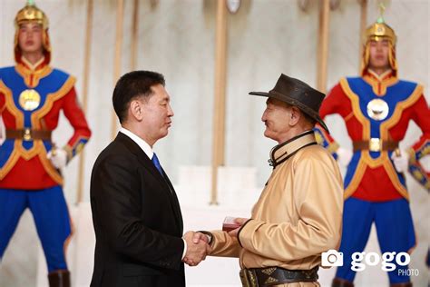 ФОТО Үндэсний баяр наадмын өмнө төрийн дээд одон медалиар энгэрээ мялаалгасан эрхмүүд