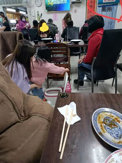 Girl Uses Porta Potty In Middle Of Taiwan Restaurant Public Urges Family To Mind Hygiene