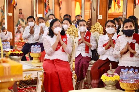 តំណាងសម្តេចកិត្តិព្រឹទ្ធបណ្ឌិត ប៊ុន រ៉ានី ហ៊ុនសែន អញ្ជើញបូជា ទៀន ធូប ផ្កាភ្ញី ថ្វាយព្រះរតនត្រ័យ