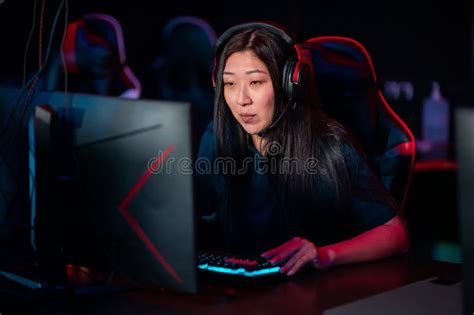 Um Retrato Detalhado De Uma Gamer Usando Fones De Ouvido Em Um Clube De