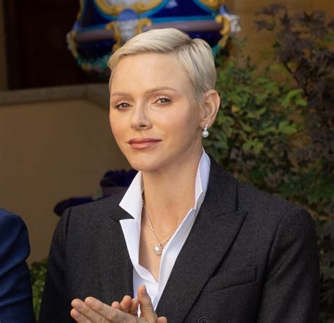 Πριγκίπισσα Charlene του Μονακό Το ανδρόγυνο Look σε επίσημη εκδήλωση Ανατολική Ακτή Αττικής