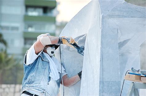 산업 노동자 건설 현장에서 대리석 타일을 정렬하는 동안 전기 손 톱으로 수평 절단 만들기 건설 기계류에 대한 스톡 사진 및 기타 이미지 건설 기계류 건설 산업 건설