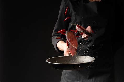 검은 배경에 철판에 작은 붉은 고추와 요리사 튀긴 생선 수평 사진 바다 음식 건강한 음식 동양 요리 바너 음식에 대한 스톡 사진 및 기타 이미지 Istock