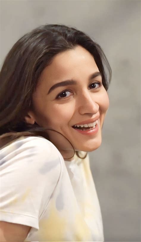 Pin By Muchtoomuch💛 On 𝘼𝙡𝙞𝙖 𝘽𝙝𝙖𝙩𝙩 Alia Bhatt Alia Bhatt Photoshoot