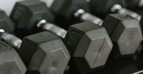 건강 건강과 웰빙 검은 금속 검은색 덤벨 근육 건물 금속성 광택 깔끔한 정리 덤벨 리프팅 장비 무거운 무게 무거운 물건 무게 랙 바디빌딩 선반