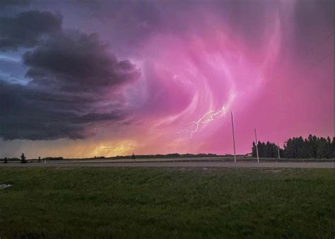 These Redditors Are Sharing Incredible Photos Of Wonderful Weather Phenomena