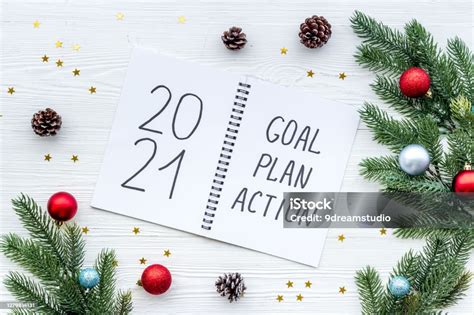 2021 년 새해 목표와 크리스마스 장식과 선물 상자계획 오버 헤드 0명에 대한 스톡 사진 및 기타 이미지 0명 개념 개선 Istock