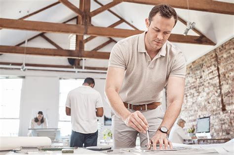 건축가 엔지니어 또는 청사진 작성 디자이너는 종이에 건물 건축을 계획합니다 부동산 혁신 비전을 가진 부동산 건설 노동자 창조적 인 직원 또는 산업 부동산 중개인 20 24