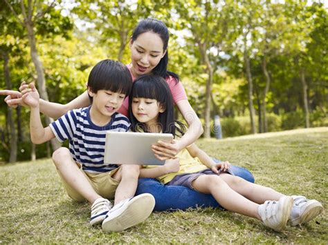 Maman Et Fils Asiatiques Sur La Plage Photo Stock Image Du Asie