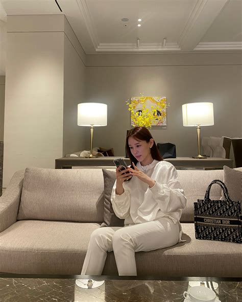 블랑이브 권선진 ‘ 하루순삭~ 와 어깨가 다 주저 앉겠네 😮‍💨 이제 저녁업무 정리중 요즘 정말 끝이 없는일 🗒️ 행복한 투정이라고 세뇌시켜 봅니다 오늘도 열심히