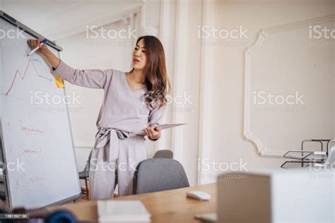 화상 회의 통화를하고 화이트 보드에 차트를 보여주는 사업가 여자에 대한 스톡 사진 및 기타 이미지 여자 여자만 일본 민족 Istock