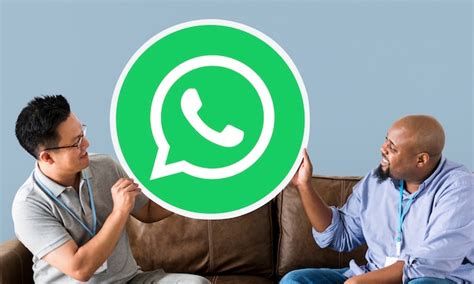 Whatsapp 메신저 아이콘을 보여주는 남자 무료 사진