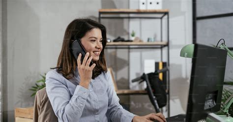 사무실에서 전화를 사용하는 사업가 직장에서 컴퓨터로 일하는 아름다운 젊은 여성 사진 Unsplash의 전화 사용 이미지