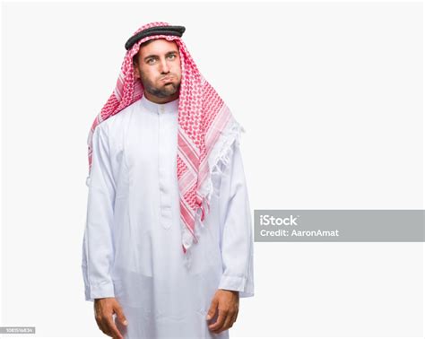 재미 있은 얼굴 뺨 피 격리 된 배경 위에 서구인을 입고 젊은 잘생긴 남자 입 어 미친 식으로 팽창 가득 찬에 대한 스톡 사진 및 기타 이미지 Istock