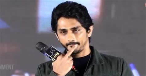 సిద్ధార్థ్‌ సినిమా ఎవరు చూస్తారన్నారు స్టేజ్‌పైనే కన్నీళ్లు