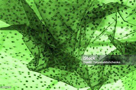 흰색 바탕에 녹색 레이스입니다 얇고 여성 모습을 들어 사용은 비치 커버에서 아름 다운 라이닝에 끝 없는 그것은 그것을 전부 니트 레이스 곡선에 대한 스톡 사진 및 기타