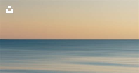 낮 동안의 파란색과 흰색 바다 물 사진 Unsplash의 무료 이란 이미지