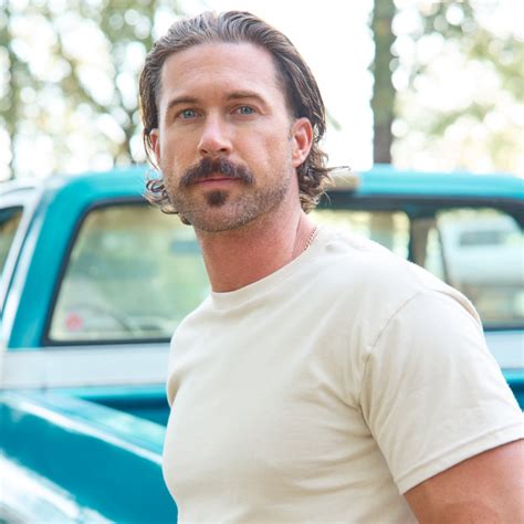 Disclaimer Single Reviews Riley Green Keeps The Sultry Mood Rolling