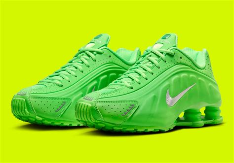 Nike Shox R4 "Green Strike" HV0839-398 | SneakerNews.com