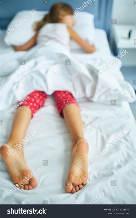 14 860 Girl Sleeping Feet Bilder Stockfotos Und Vektorgrafiken