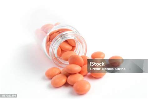 흰색 배경에 유리 병에서 오렌지 정제 텍스트의 카피스페이스입니다 전염병 진통제 건강 관리 치료 약 및 약물 남용 개념 0명에 대한 스톡 사진 및 기타 이미지 Istock