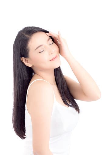 화장품의 아름다운 여자 아시아 메이크업의 초상화 소녀 손 터치 뺨과 미소 매력적인 미소 피부 건강 관리 개념과 흰색 배경에 고립 된 웰빙과 완벽한 아름다움의 얼굴 건강한