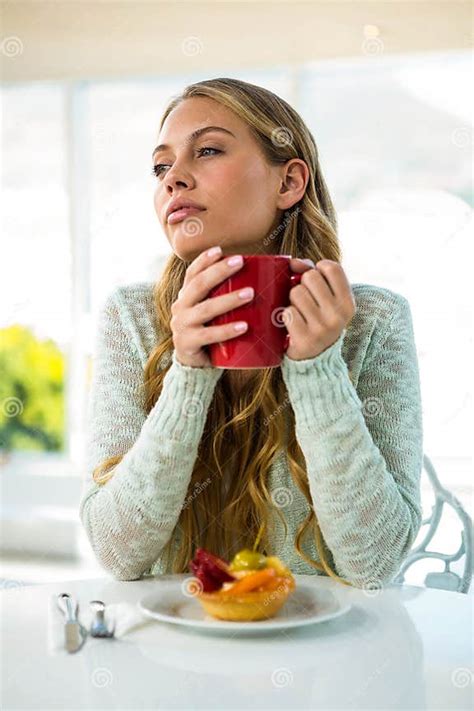 Blondine Die Einen Kaffee Trinkt Stockfoto Bild Von Dunkel