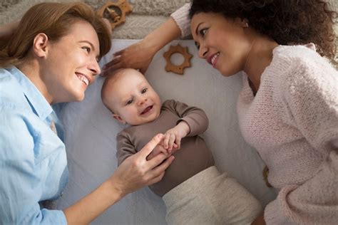 Familia De Dos Mamás Que Tienen Un Bebé Foto Gratis