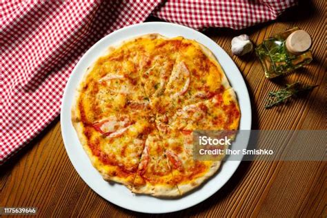 붉은 천과 올리브 오일 구성의 나무 배경에 신선한 수제 마가리타 피자 이탈리아 요리 탑 뷰 음식 사진 건강하지 못한 생활방식에 대한 스톡 사진 및 기타 이미지 Istock