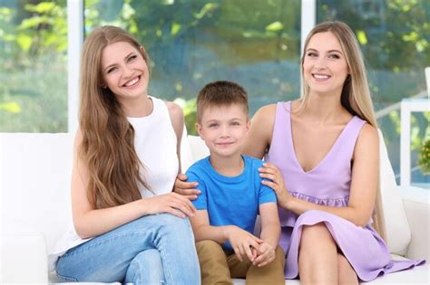 Mães Lésbicas Com Filho Adotivo Em Casa Conceito De Adoção Foto Premium