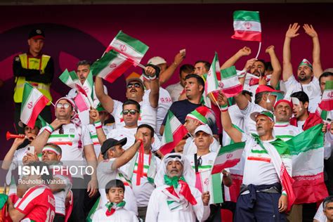 هم‌خوانی سرود ملی توسط بازیکنان هواداران ایران در آسمان ایسنا