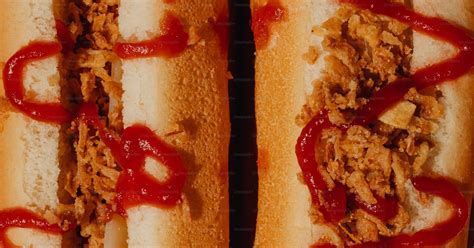 상자에 케첩과 머스타드를 넣은 핫도그 두 개 사진 Unsplash의 미국 요리 패스트푸드 이미지